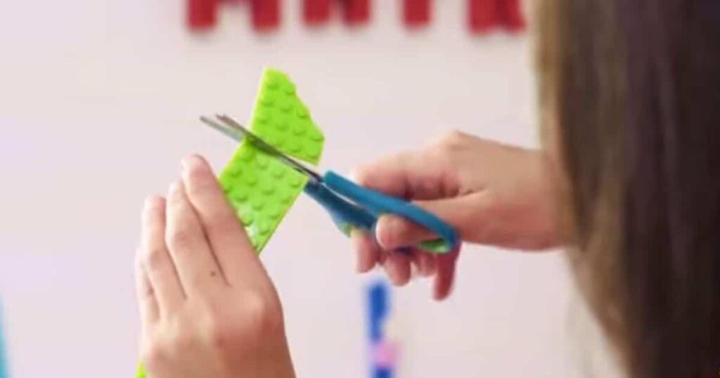 Met deze flexibele Lego tape kun je overal bouwen, zelfs ondersteboven!